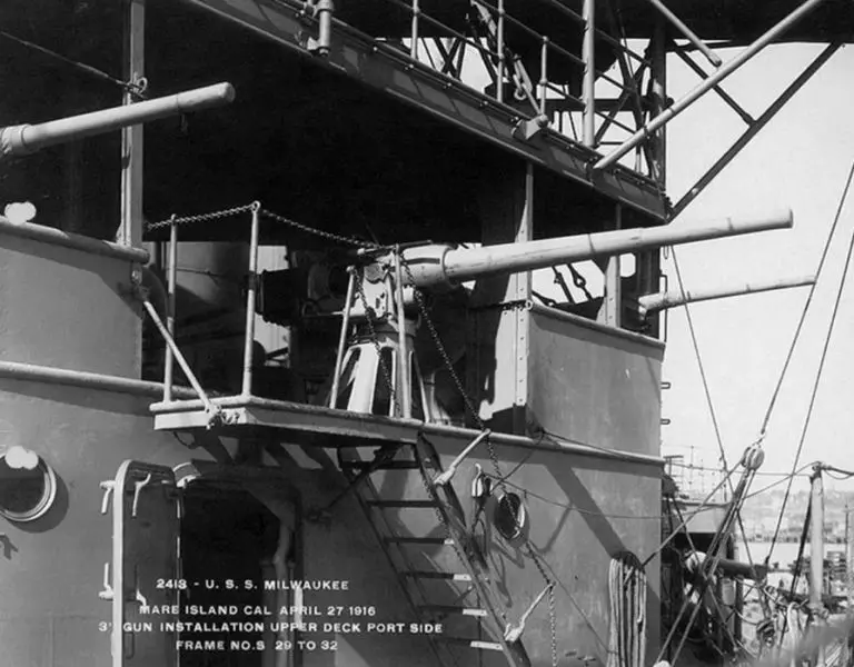 76 mm hubka bidix. Dusha sare ee cruiser cruiser oo isku mid ah. Jasiiradda Mareed ee Ciidamada ee Naval (California), Abriil 27, 1916