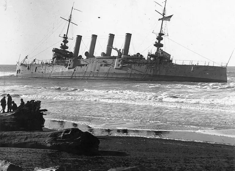 USS_MILWAUEE_ (C-21) _strandted Milwaukee oo ku sugan xeebta Evrica, Janaayo 1917 ka dib markii uu isku dayay inuu xoreeyo N-3 hoosaad.