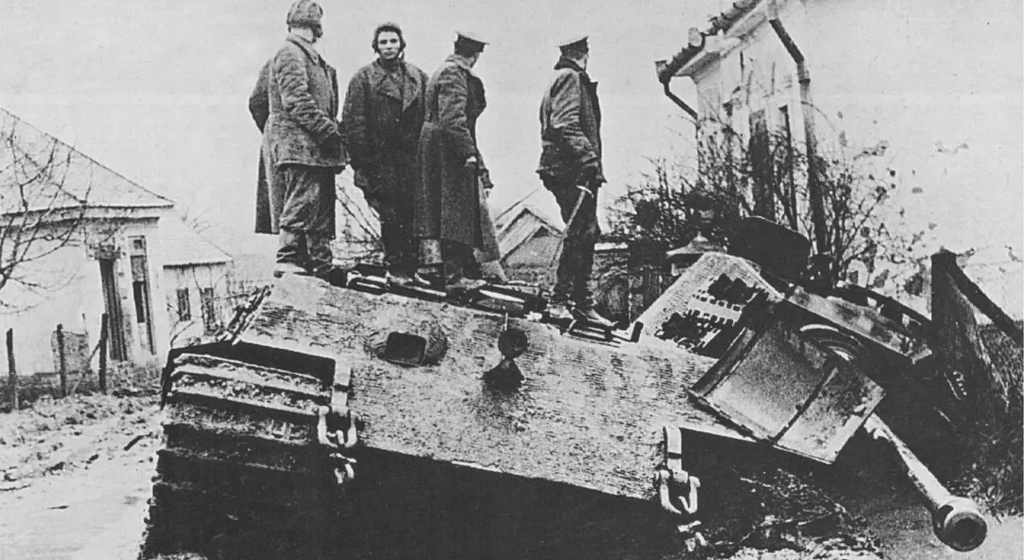 Balatoni Bravets: A szovjet tüzérségi tisztek megálltak a németek