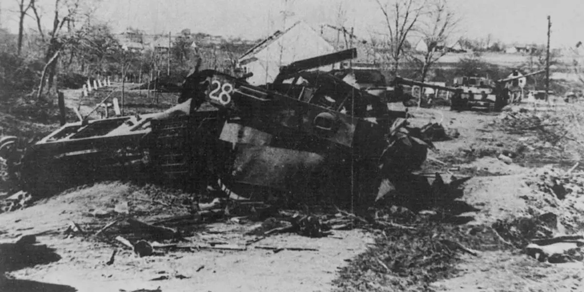 Columna de tancs alemanys, disparats des d'una emboscada d'artilleria soviètica a la zona del llac Balaton