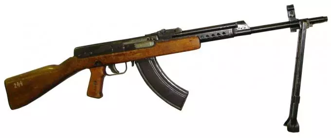 Manuali i eksperimentit Sudeva AC-44 është një pararendës konceptual i AK-47, kur harton se cila besueshmëri është dorëzuar në kokën e qoshes.