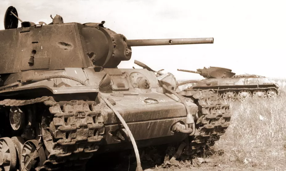 Burnt KV e T-34 con voar debido á detonación da munición da torre, o verán de 1942