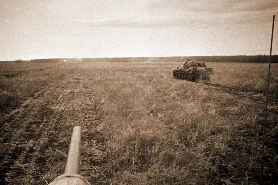 Tanques T-34-76 cun aterrizaje na armadura