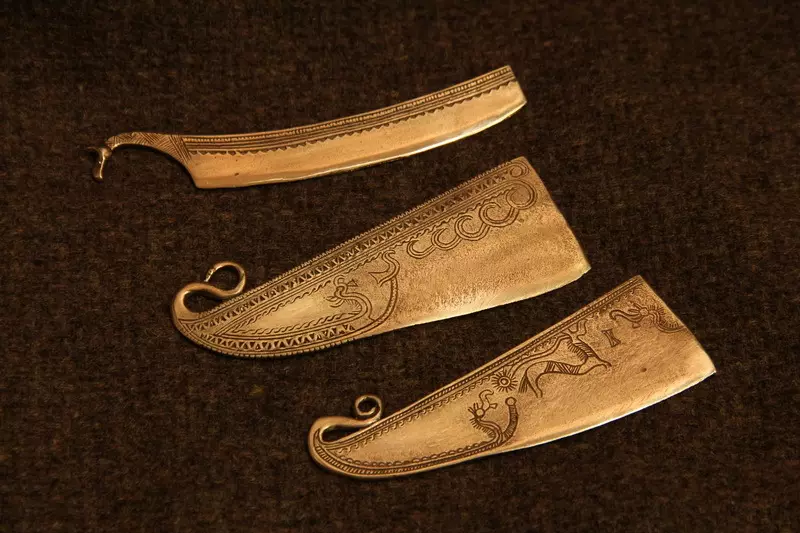 Ukwakhiwa kabusha kwanamuhla kwe-Bronze Chur Razor