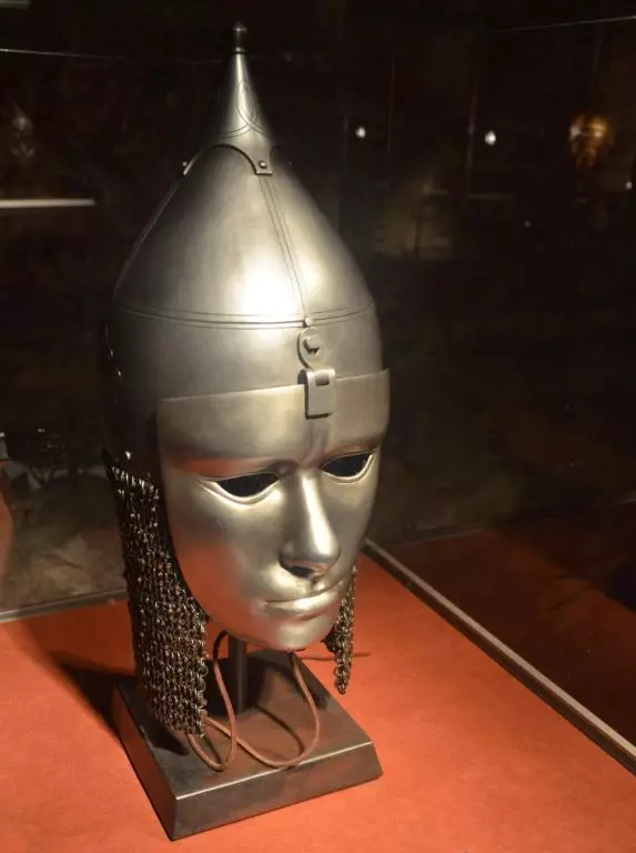 Reconstruction du casque russe du type byzantin.