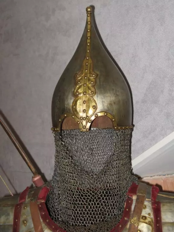 I-Helmet ye-Russian iqhawe (imnyuziyamu yempi ye-kulikovsky)