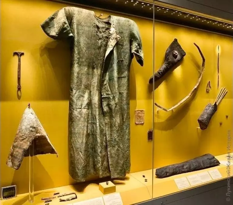 Khazar-aseet ja vaatteet, tyypillinen päähine Khazar (Hermitage, Venäjä)