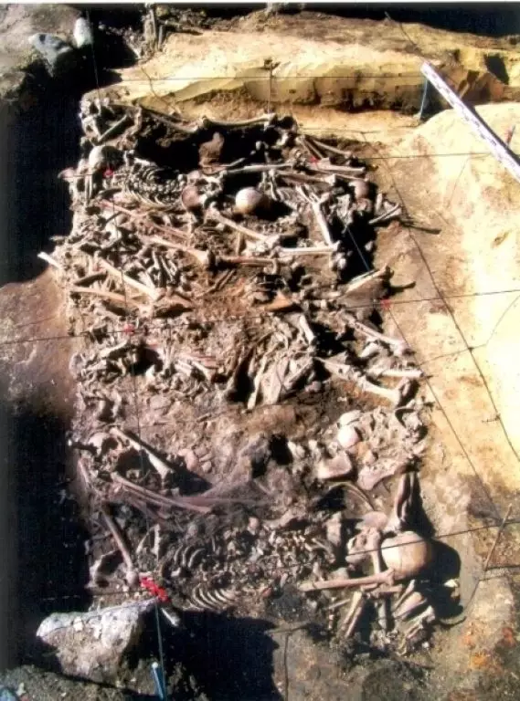 ในความเป็นจริงการบุกรุกมองโกเลียถูกคิดค้นและนักโบราณคดีรู้ว่าโครงกระดูกในหลุมใส่