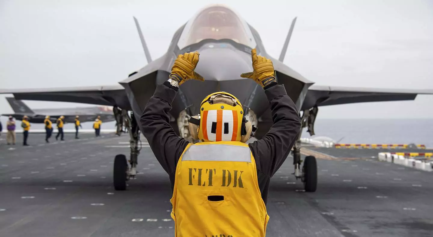 4 décembre 2019 - Océan Pacifique - Aviation Boatswainswains Mate (Manipulation) 2ème classe Tyler Randrup dirige un U.S. CORPS Marine F-35B Lightning II, attribué à l'escadron d'attaque de chasse (VMFA) 122, à bord du navire d'assaut amphibie USS Makin Island (LHD 8). Makin Island mène des opérations de routine dans le Pacifique oriental. (Image de crédit: Appuyez sur Global Look Press via Zuma Press)