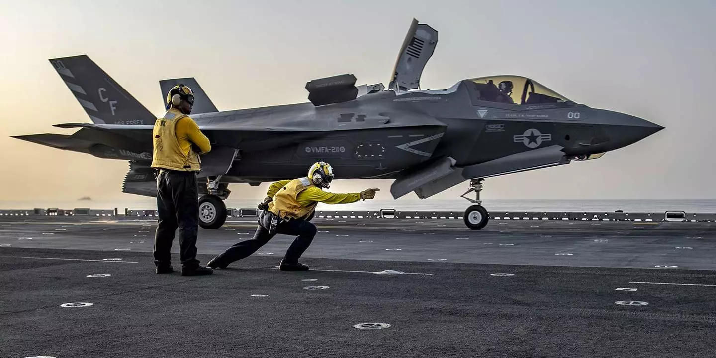 Golfe d'Aden (7 septembre 2018) Aviation Boatwain's Mate's Mate (Manipulation) 1ère classe Francis Centeno lance un F-35B Lightning II rattaché aux "Avengers" de l'escadron d'attaque de chasse marine (VMFA) 211 du jeu de vol de WASP-Class AMPHIBIOUS ASSAULT Navire USS Essex (LHD 2). Essex est sur un déploiement programmé du groupe Essex Amphibiouus Ready Group (ARG) et la 13e unité expéditionnaire marine (MEU). L'Essex Arg et le 13ème Meu sont les premiers États-Unis. Équipe Navy / Marine Corps à déployer à U.S. 5ème domaine d'exploitation de la flotte avec les capacités de la largeur de transformation de la F-35B Lightning II, ce qui en fait une force plus meurtrière, flexible et plus persistante, conduisant à une région plus stable pour nos nations partenaires. (US Navy Photo by Mass Communication Specialist Seaman SABYN L. MARRS / SORTIE) 180907-N-AF263-0908