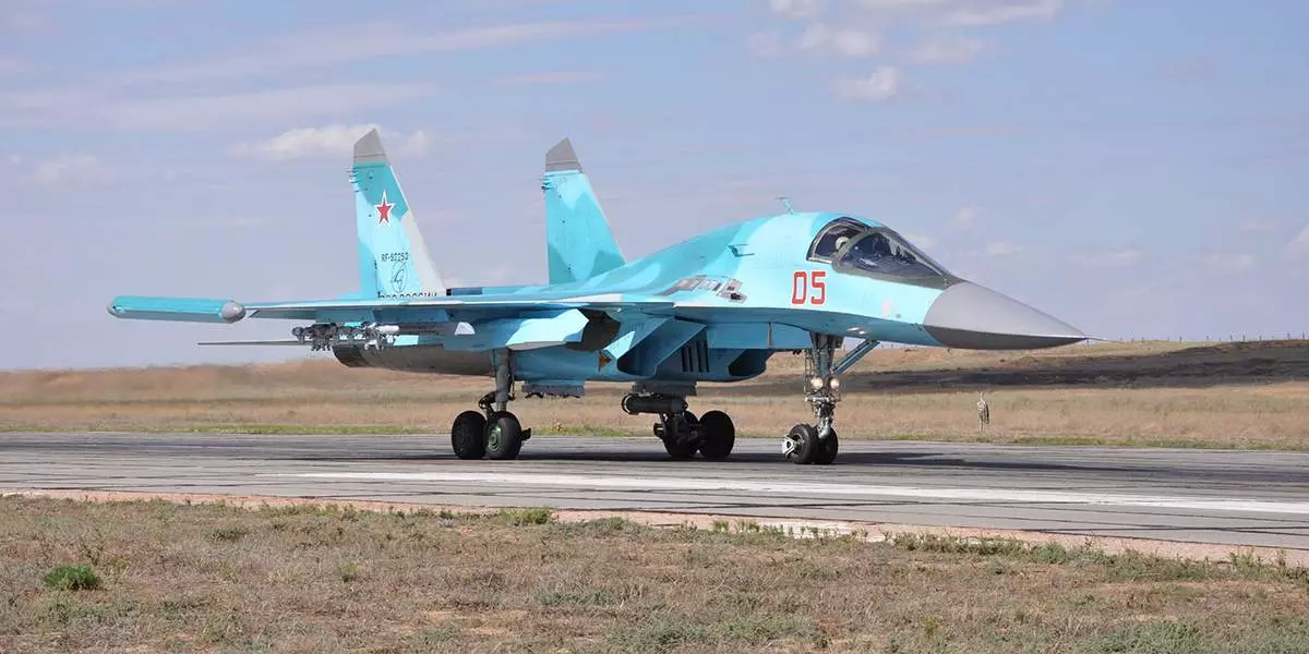 Mgbe ụfọdụ su-34 na-ezo aka na klas nke na-alụ ọgụ, n'ihi na ọ nwere ike itinye ngwa agha ikuku dị iche iche dị iche iche (foto: USMallylayev)