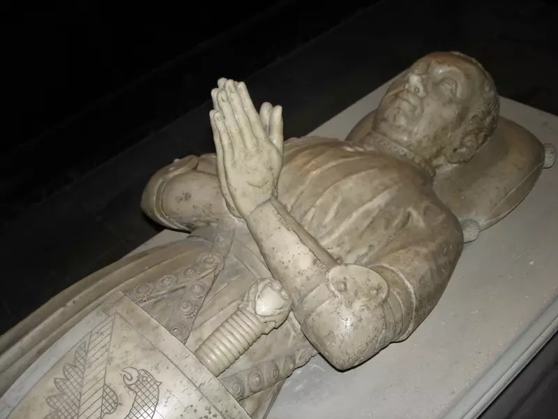 Bertrand du Geclen，在聖丹尼墓地的墓碑上的雕塑