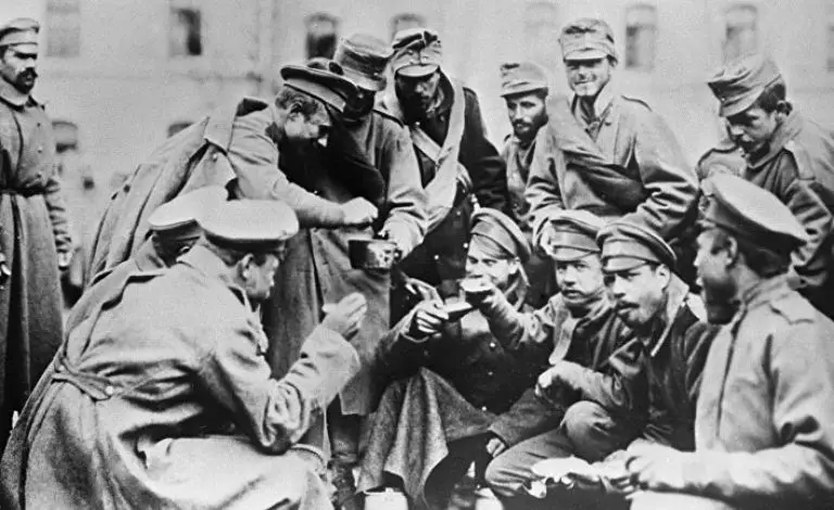 سربازان روسی سوپ اتریش را در جبهه روسی-آلمان پختند