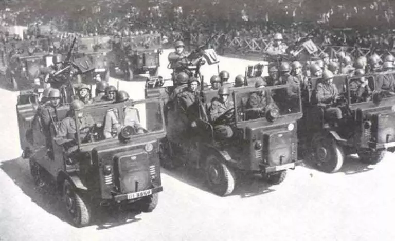 OM 36P a celei de-a doua versiuni cu pistolul Machine FIAT ROVEL MOD. 14/35 în timpul paradei din Torino, Deutsches-afrika-korps.de