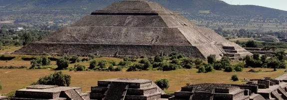 Archéologue robot Tlaloc II-TC erre dans les tombeaux de la ville antique