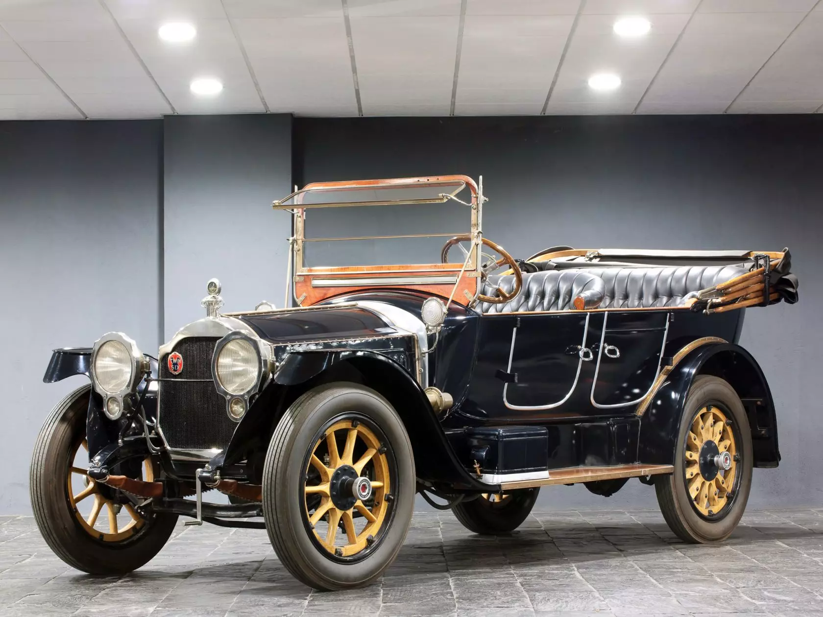 Packard Twin Six 1916, förmodligen en sådan bil var på Stalin under inbördeskriget