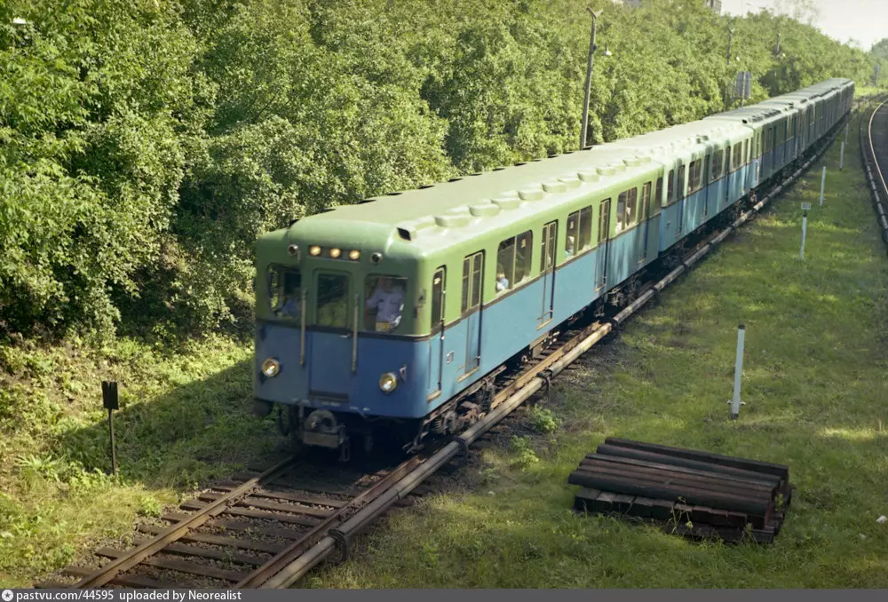 Moskva metro shahrida D tyster-avtomashinalari tipidagi DV - avtomobil turidagi poezdlar