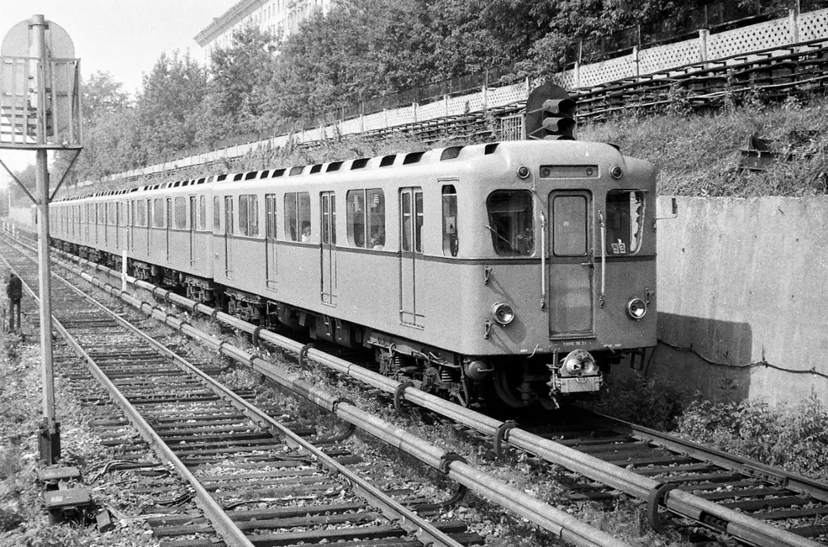 La komponado de la vagonoj de DV (D) en la metroo de Budapeŝto