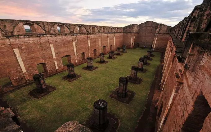 Rooi Paraguay Ruins (18+)