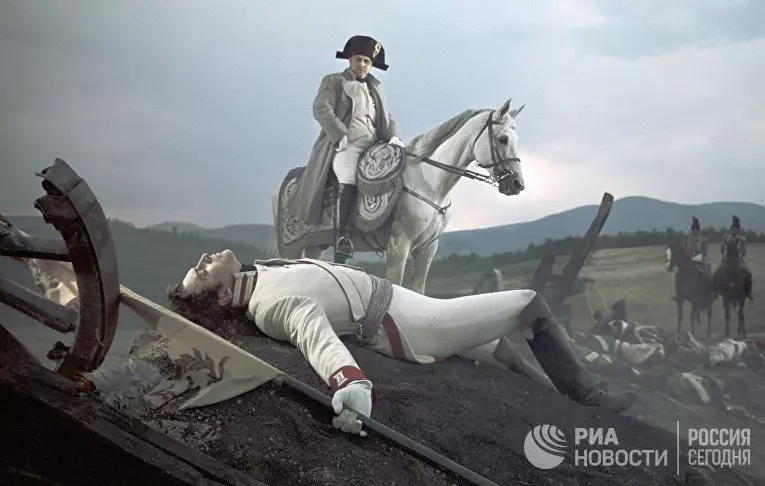 Vyacheslav Tikhonov（在前景中）的角色在王子安德烈·博尔库尔基和弗拉迪斯拉夫斯特雷克（在马上）作为拿破仑在导演S. Bondarchuk的Epopea