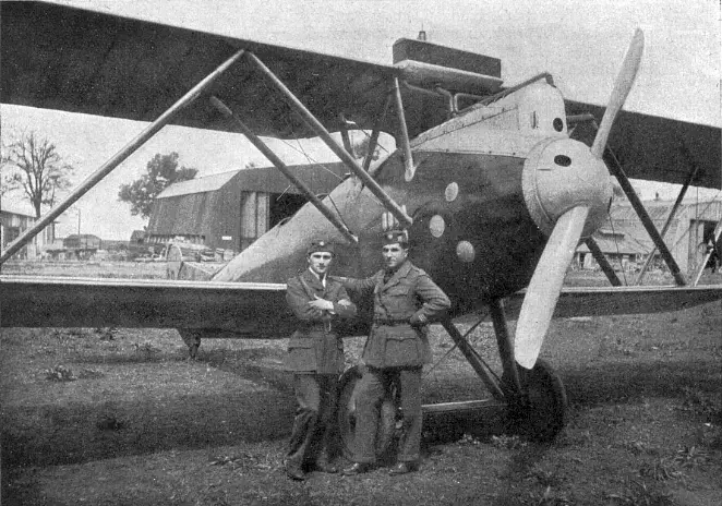 Alois Schmolica (vasen) ja pilottiklementti Adamets vaalean Scout-Bomber ŠM-1 (1920)