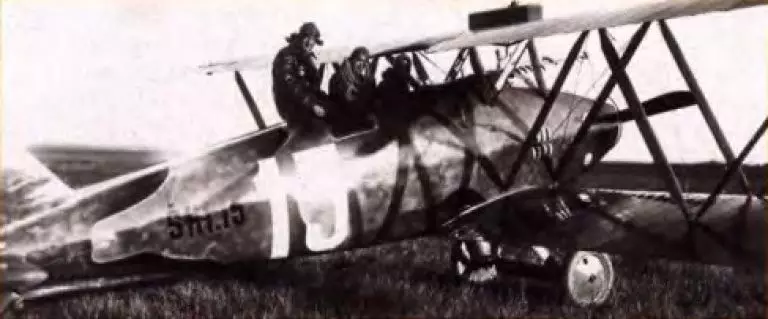 Historiallinen valokuva ilma-aluksesta Š.h.1.15, jossa on lähtö numero 15; I ilmailukilpailut, Praha, 1924