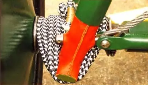 Yksityiskohdat kiinnitys- ja ripustusalustan pyörät, jotka käyttävät kumiharjuksia