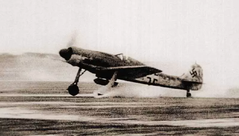 Вясна 1945-го, Fw 190D-9 з 2-групы 6-й знішчальнай эскадры узлятае з бомбай з раскіслымі аэрадрома ...