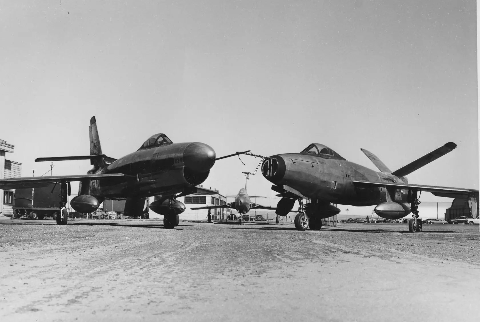 Solda - prototip savaşçısı önleyici cumhuriyetin ilk prototipi (46-680) dönüştürülmüş burun (seçenek F-91B); Sağda - Tecrübeli Avcı-Interceptor Cumhuriyeti'nin ikinci prototipi XF-91 Thunderceptor (46-681) V-somurtkan tüyleri ile