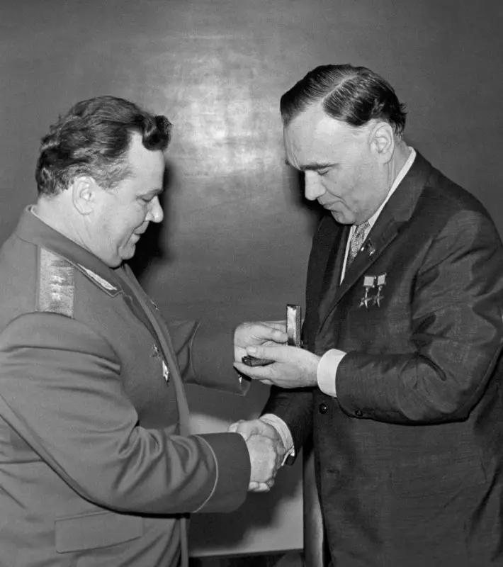 Predseda Federácie letectva Šport Šport General Colonel Aviation Ivan Kozdadub Hands Gold Medal of Federation Aviation Design Aleksandru Yakovlev, 1970