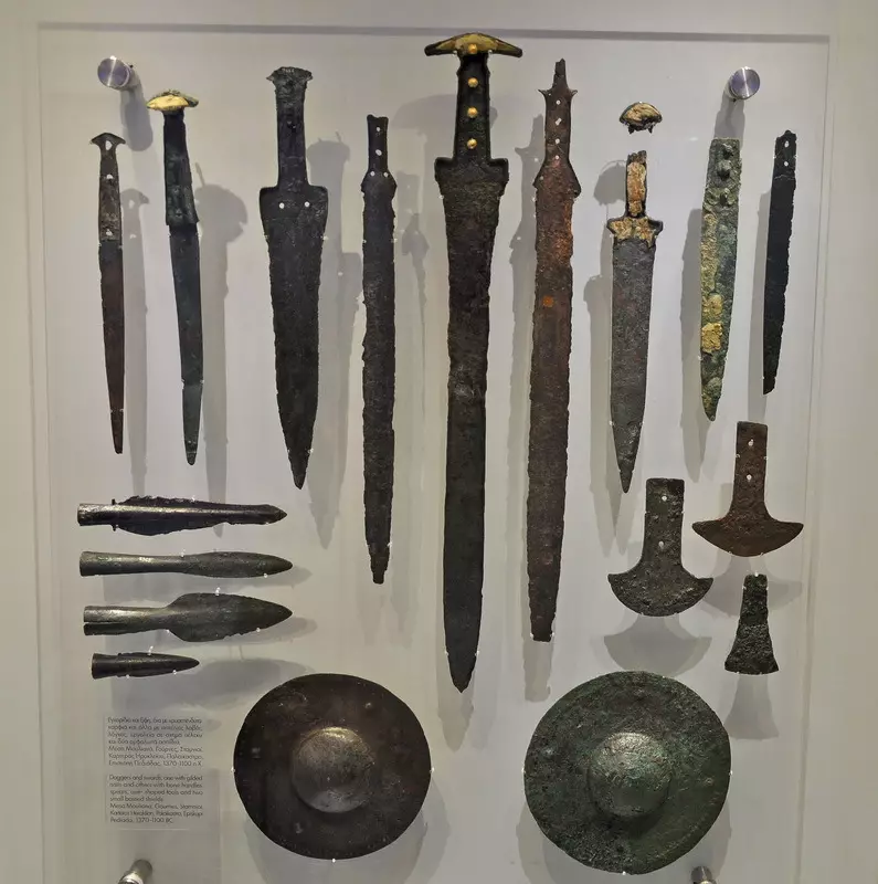 Brons svärd och kopior av Myckene era. Arkeologiska museet, Heraklion