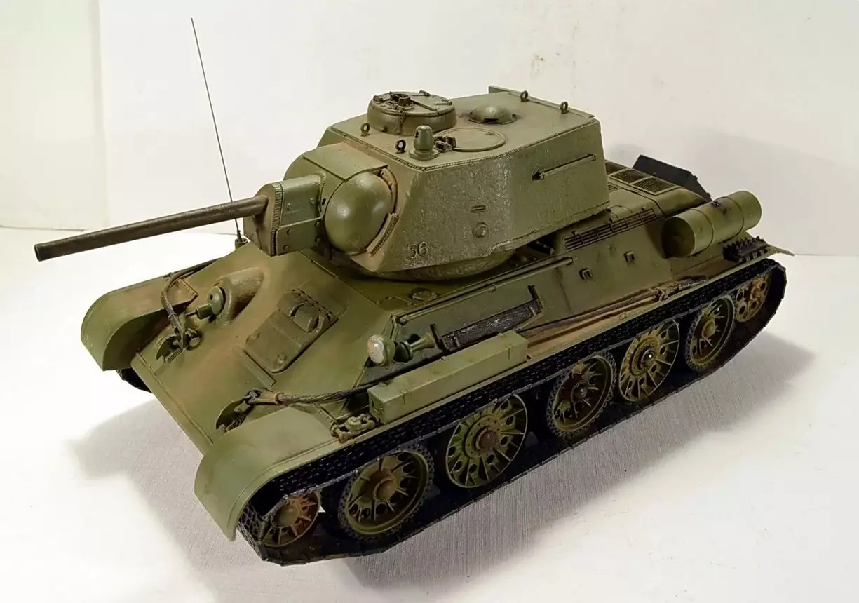 T-34 s nabíjecím strojem