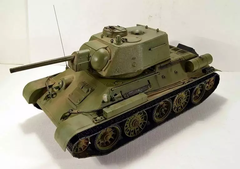 T-34 modelis ar uzlādes mašīnu. Tātad automašīnas prototips varētu izskatīties. Uz modeli var redzēt, ka komandieris ir tornītis pārcēlās uz labo pusi.