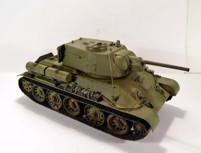 T-34 dengan mesin pengecasan