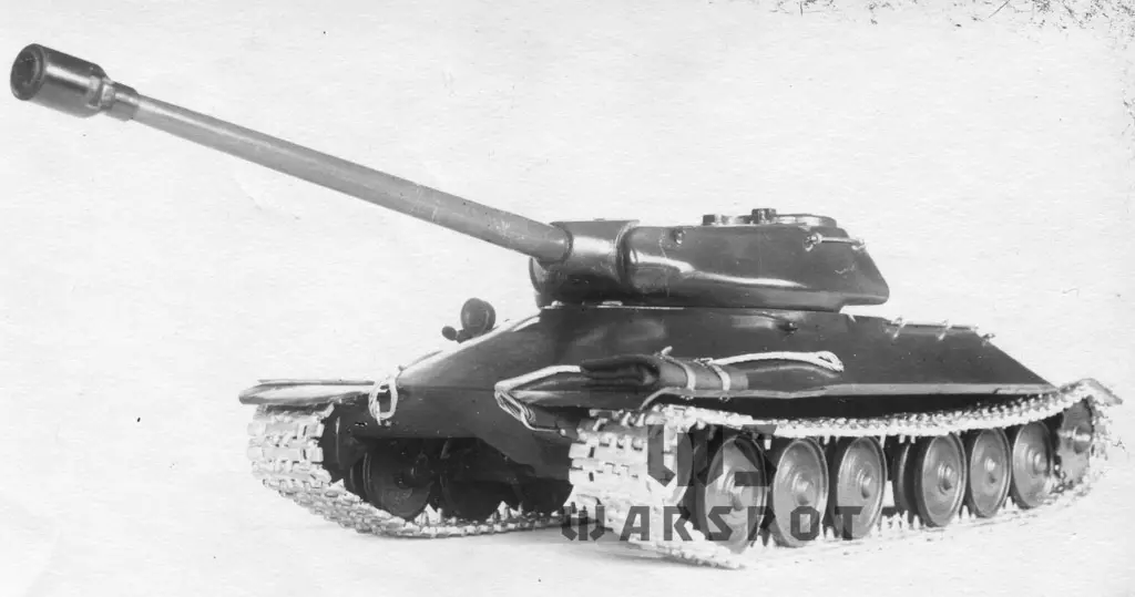 Yuri Pasholok. IS-6 - ei amplitudissa