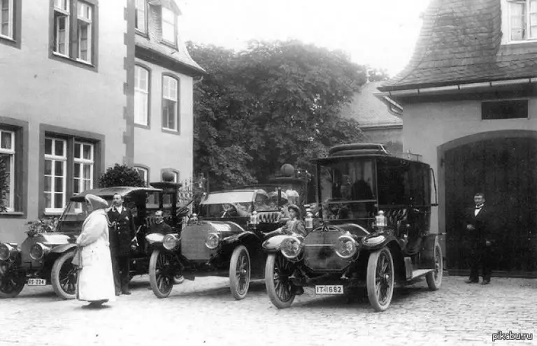 Figure 2. Machines du garage de l'empereur russe: "Delone-Bellville" et deux "Mercedes".