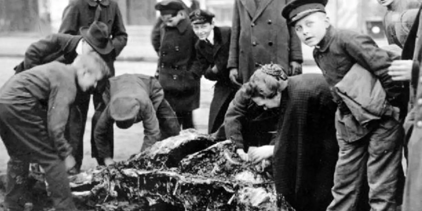 The Germans feed the horse in Berlin, 1918. The effects of the economic blockade in the PMW