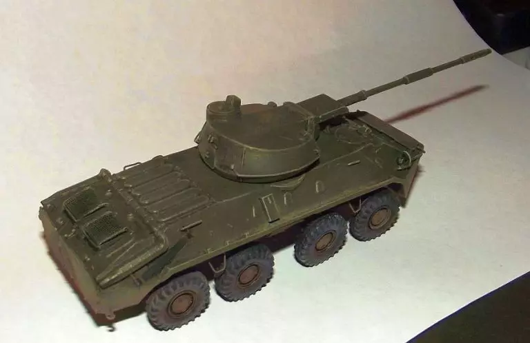 装甲輸送装置「Sting-B」と「Sting-C」（BTR-70は85mmと125mmの大砲）。ソ連