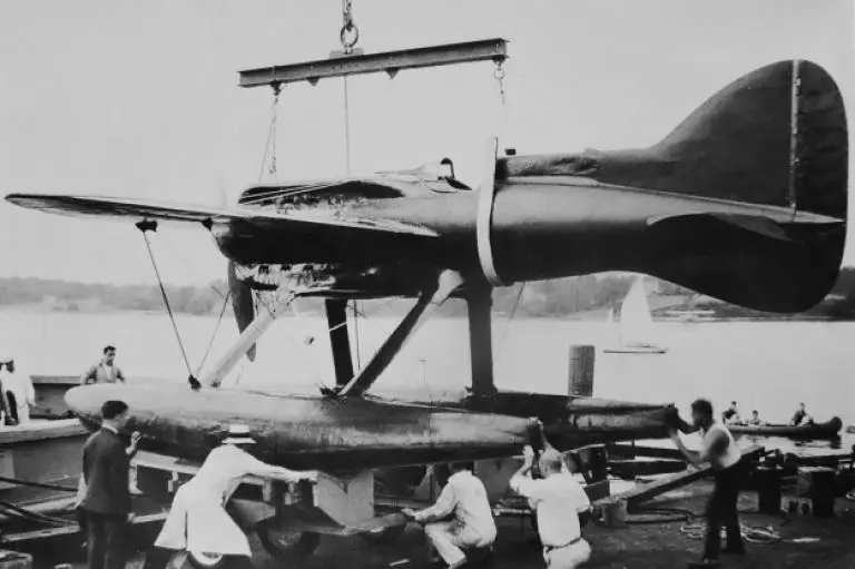 Williams Mercury Racer Racer Racing Seaplane از TUG جدا شده و بر روی دستگاه برای مواجه شدن از ساحل نصب شده است. آکادمی دریایی، آناپولیس، مریلند. جهت جهت عبور زیر بدنه و به نرم شدن فقر متصل شد. توجه به اتصال پریزۀ بلوک پایین سیلندر با ستون شاسی شناور