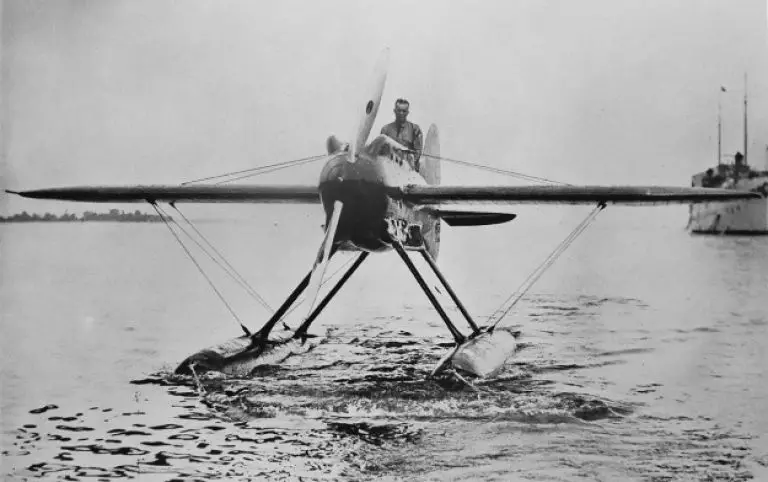 مسابقه هواپیما پس از یک آزمون ناامید کننده دیگر در خلیج Chesapeake. ویلیامز در کابین خلبان ایستاده است، درک می کند که شانس خود را برای مشارکت در نژادهای Schnederovsky در سال 1929 به سرعت کاهش می یابد. توجه به غوطه وری از شناور شناور در آب