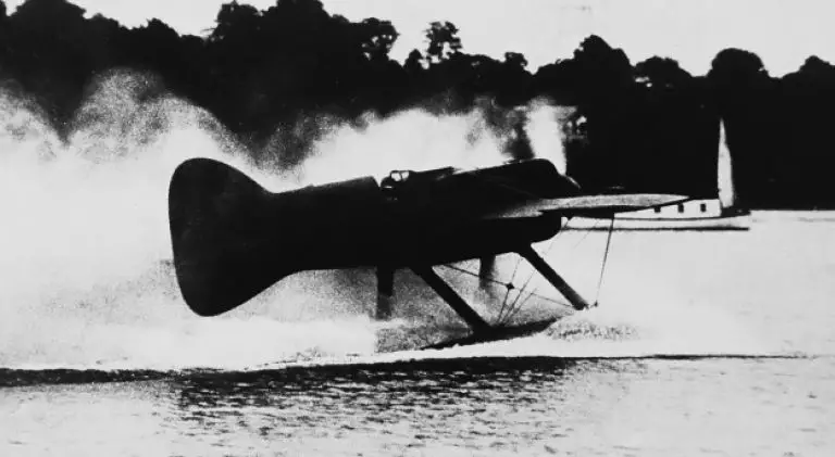 آلفورد ویلیامز در تعداد زیادی از پراکنده ها در یک هواپیما مسابقه ای دست زدن به یک هواپیمای مسابقه ای را انجام می دهد که به احتمال زیاد توسط پیچ هوا به طور مکرر آسیب دیده است. لطفا توجه داشته باشید که شناور، به ویژه سمت چپ، به طور کامل در آب غوطه ور می شوند. هواپیما، که دارای اضافه وزن بزرگ بود، بر روی آب بسیار ضعیف بود