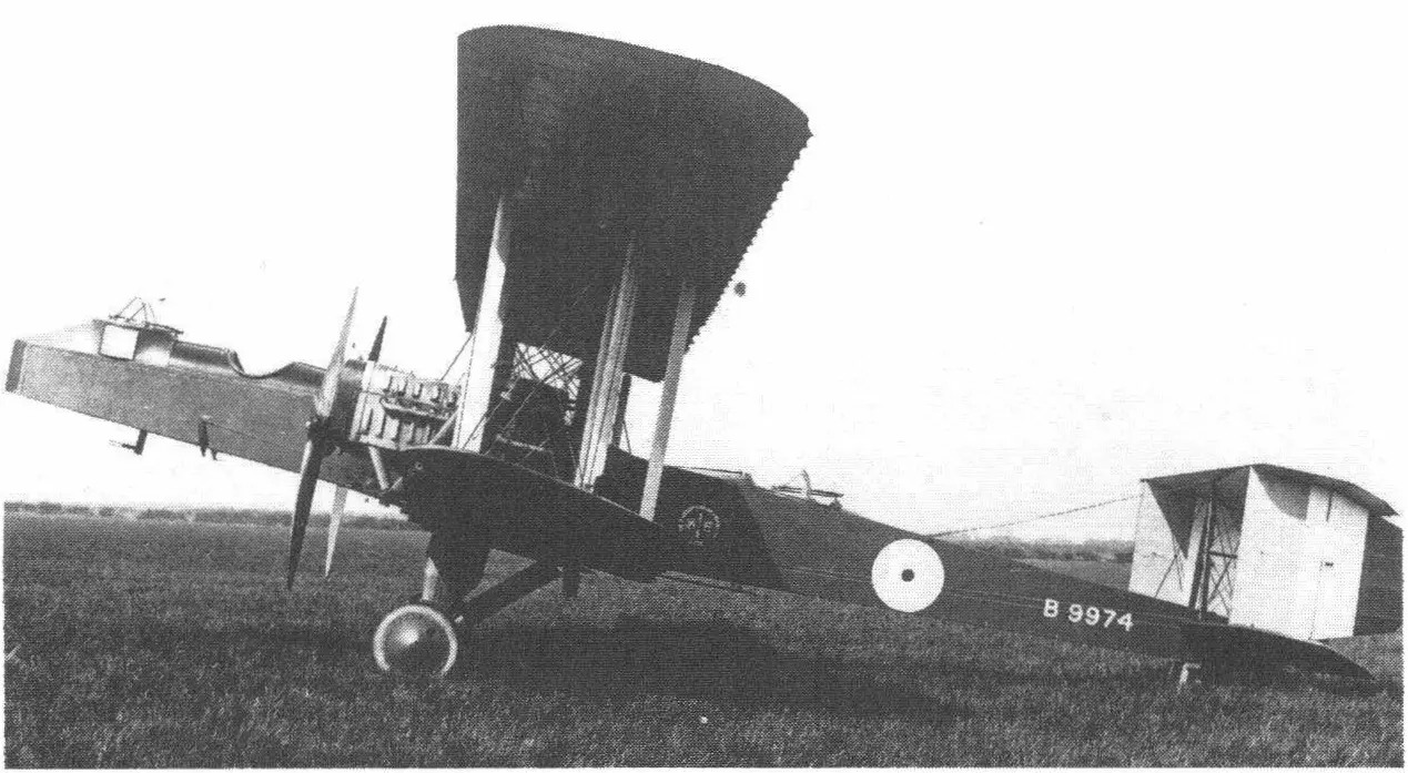 Serial Blackburn Kangaroo (B9974) so ​​zariadením vybaveným hlavným podvozkovým regálom a dopravnou puškou pozíciu v nose lietadla (Imperial Vojenské múzeum [Imperial War Museum] Snapshot Q.63799)