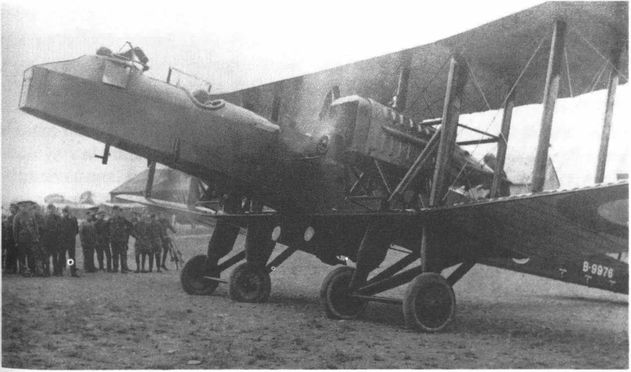 Blackburn Kangaroo (B9976) зі складу 246-ї ескадрильї з підвішеними бомбами готовий покинути Сітон-Карю для участі в протичовновому патрулі; 1918 рік (авторські права на знімок належать Короні [Crown Copyright Reserved])