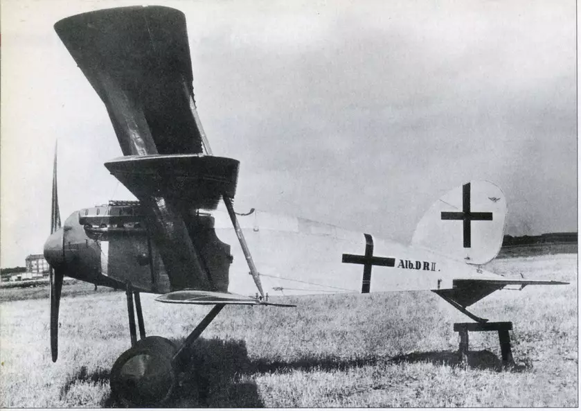 E dyta, e zhvilluar nga Albatros Triplan Dr.ii, u konceptua si një stol fluturues për testet e motorit Benz BZ.IIIB. Nga një pikëpamje konstruktive, avioni u krijua në bazë të luftëtarit Biplan Albatros d.x. Ashtu si krahët D.x të Biplana ishin të ndërlidhura nga racks në formë I