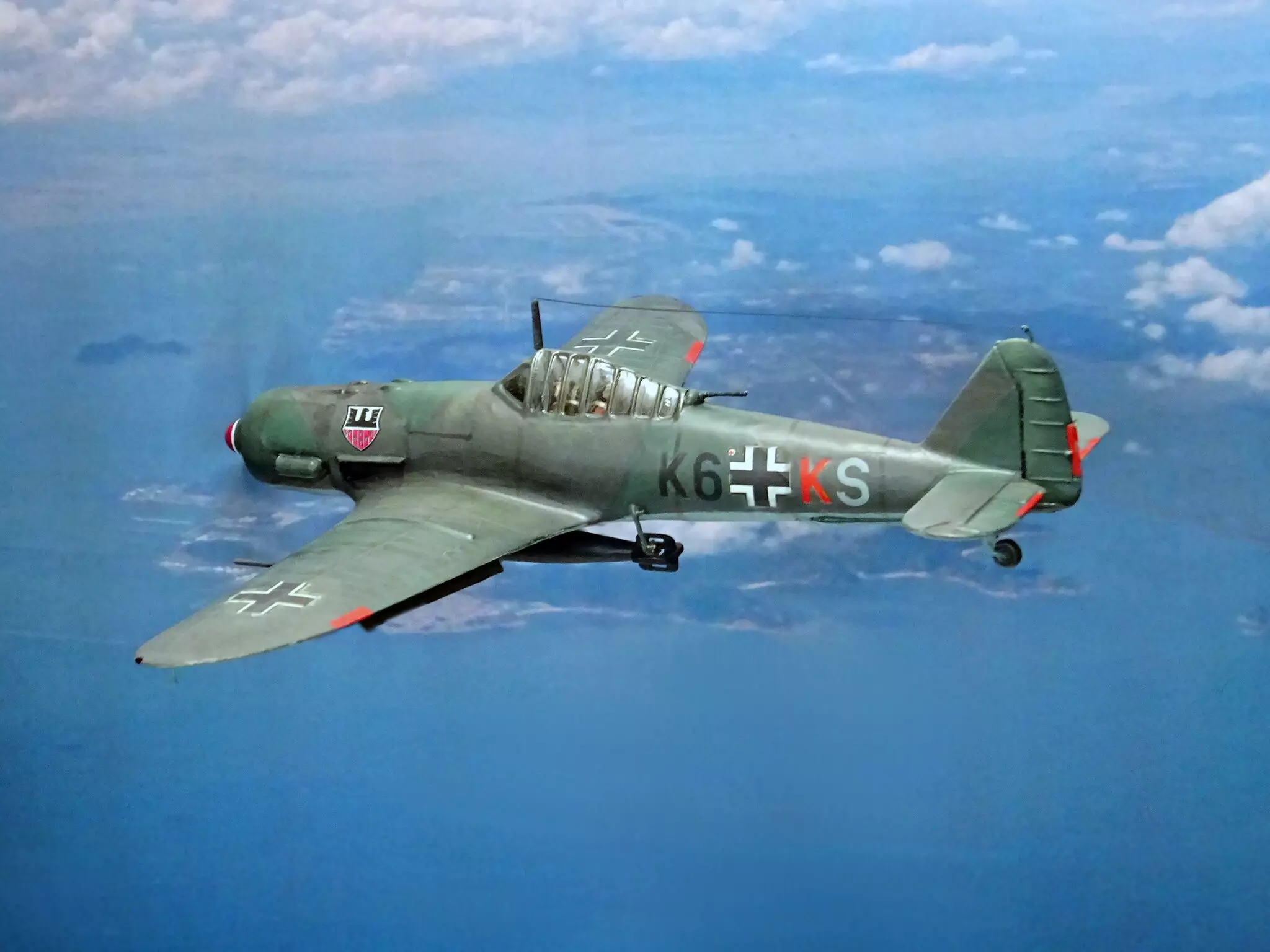 Torpedoreau / piqueting Bomber Henschel Hs 165A-1 (K6 + KS rhif milwrol) o'r grŵp bomio iii./kg 6 yn hedfan