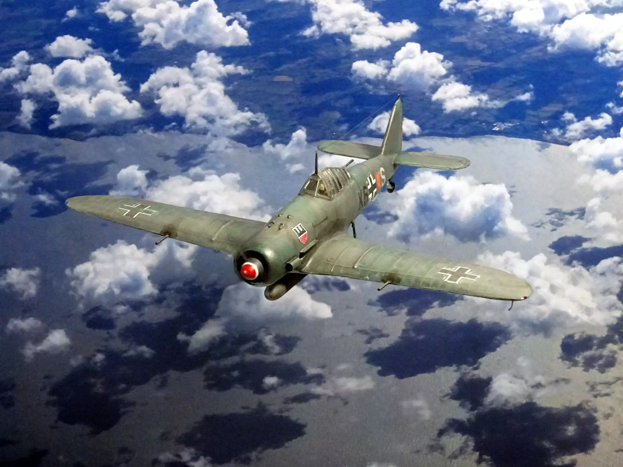 Torpedoreau / piqueting Bomber Henschel Hs 165A-1 (K6 + KS rhif milwrol) o'r grŵp bomio iii./kg 6 yn hedfan