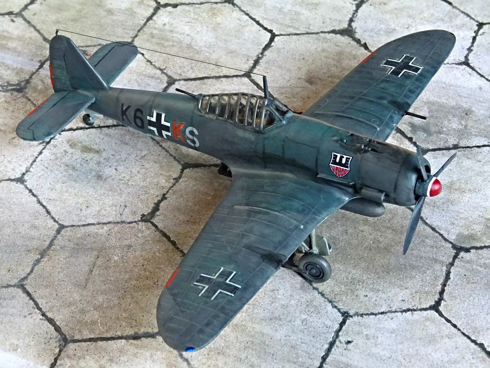 Torpedo-stat / Bomber Pouse Henschel HS 165A-1 (K6 + Ks ចំនួនយោធា) ពីក្រុមទម្លាក់គ្រាប់បែកក្រុម III./kg 6; Mselbroek, បែលហ្ស៊ិក, រដូវស្លឹកឈើជ្រុះឆ្នាំ 1944