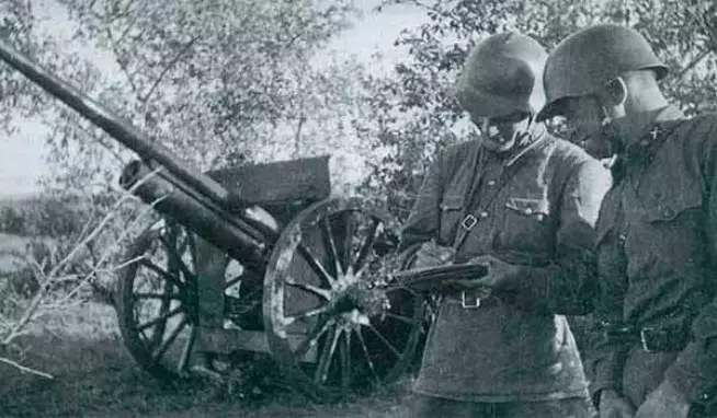 (76,2 mm Abteilung Gunr. 02/30 in Position)