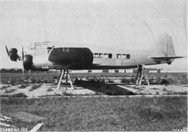 Junkers Ju 52 v italštině - dopravní letadlo-střední bombardér Caproni Ca.132. Itálie