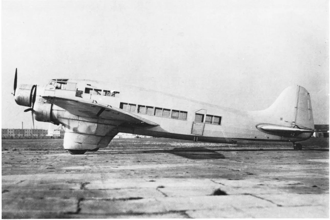 Junkers Ju 52 en italià - Transport Aircraft-Bomber Caproni Ca.132. Itàlia